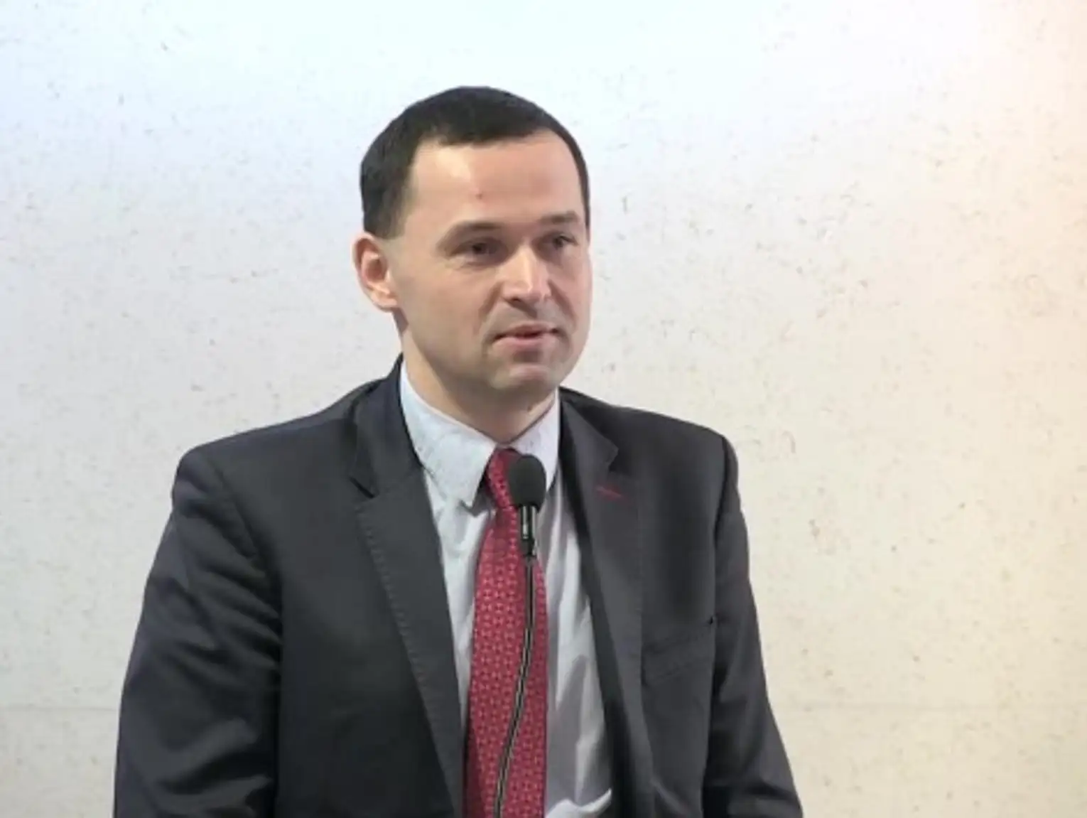 Nowy prezes PEC przedstawia swoją osobę.